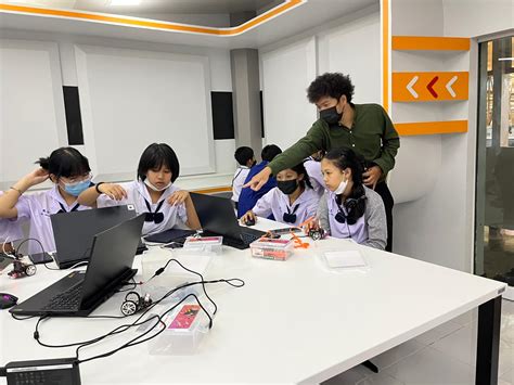 อาจารย์บอล กำลังสอนน้องๆ เรียนหุ่นยนต์ up skill asia