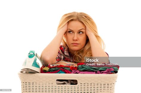 흰색 위에 고립 된 너무 많은 일에 괴 롭 혀 세탁 바구니 피곤된 여자 고역에 대한 스톡 사진 및 기타 이미지 고역 기진