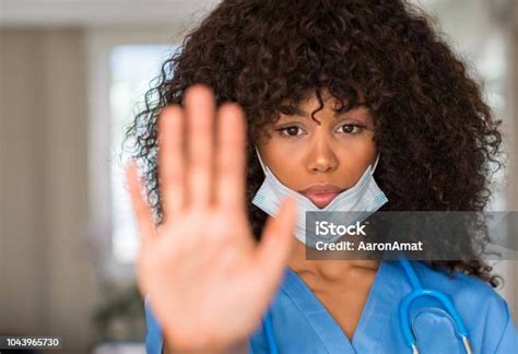 심각 하 고 자신감 표현 방어 제스처 정지 표시를 하 고 오픈 손으로 아프리카계 미국인 여자 의료 전문가 간호사에 대한 스톡 사진 및 기타 이미지 Istock