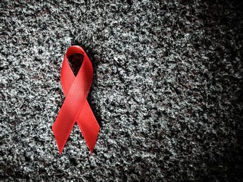 Rood Lint Rood Lint Op Een Steen De Dagconcept Van De Wereldhulp Stock Afbeelding Afbeelding