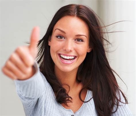 Девушка улыбается с поднятым вверх пальцем — Картинки и авы