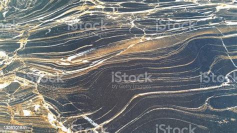 흰색 정맥 이국적인 석회암 세라믹 타일 미네랄 대리석 패턴 현대 오닉스 갈색 브레치아 석영 화강암과 천연 대리석의 질감과 검은 색과 갈색 배경 개성 개념에 대한 스톡 사진