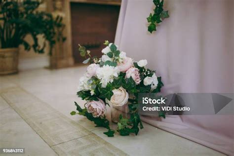 파스텔 색상에서 레스토랑에서 웨딩 연회의 아름 다운 장식 장미 모란과 녹색의 꽃 배열 가진 연회 테이블 꽃병 근처 요소 장식