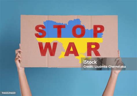 단어 중지 전쟁과 밝은 파란색 배경에 국가 색상의 우크라이나 지도가 있는 포스터를 들고 있는 여자 근접 촬영 개념에 대한 스톡 사진 및 기타 이미지 Istock