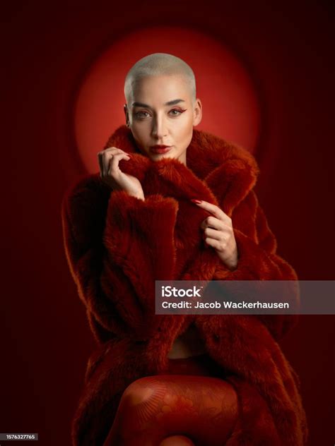 자신감 넘치는 여성 패션 그리고 스튜디오에 있는 빨간 코트의 초상화는 배경에 고립되어 있다 얼굴 메이크업 및 화장품 미학과 스타일과 진지한 모델은 스포트라이트에 의해