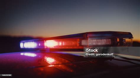 경찰차 사이렌 불빛의 클로즈업 샷 행동 준비 범죄자 추적 범죄자 체포 및 범죄 퇴치 준비를위한 법률 사무소 일몰 하늘이 있는 스타일리시한 시네마틱 조명 경찰관에 대한 스톡