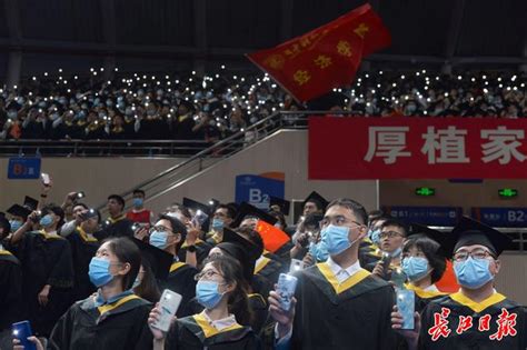 「我們就要追這樣的明星」！既是校友代表也是家長代表，方忠院士出席畢業典禮受熱捧 每日頭條