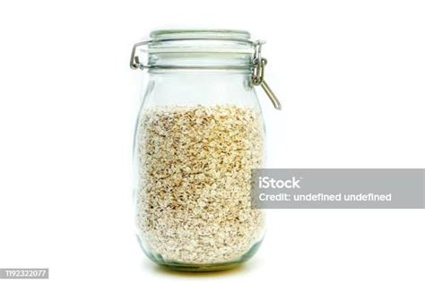흰색 배경에 고립 된 클로스터 유리 병 안에 저장된 귀리 조각 귀리에 대한 스톡 사진 및 기타 이미지 귀리 복용량 0명