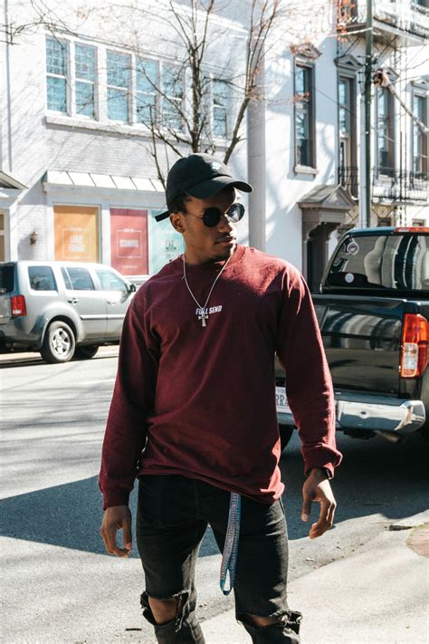 손을 뻗은 채 포즈를 취하는 스타일리시한 남자 · 무료 스톡 사진