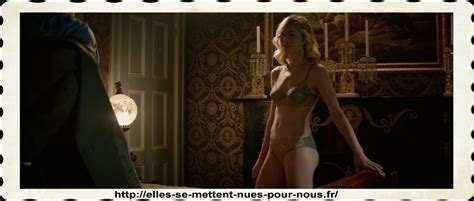 naked yvonne strahovski in manhattan night