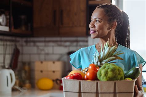 신선한 유기농 과일과 채소로 가득 찬 상자를 들고 있는 아프리카계 미국인 여성 40 44세에 대한 스톡 사진 및 기타 이미지 40 44세 가정 생활 가정 주방