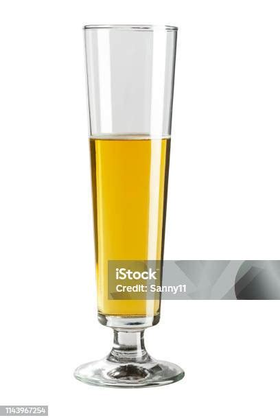 흰색 바탕에 맥주의 절반 유리 전통적인 고 유리 잔의 맥주 3에 대한 스톡 사진 및 기타 이미지 3 Ale 가득 찬 Istock