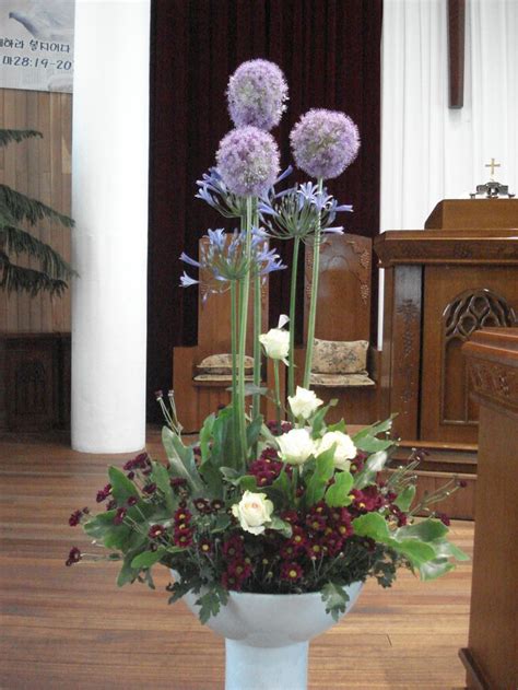 성전꽃꽃이에 있는 핀 꽃장식 큰 꽃꽂이 꽃꽂이 꽃