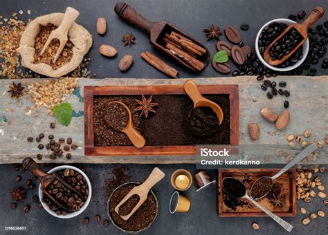 다양한 구운 커피 콩과 풍미 있는 재료로 커피 배경이 어두운 돌 배경에 맛있는 커피를 준비합니다 갈색에 대한 스톡 사진 및 기타