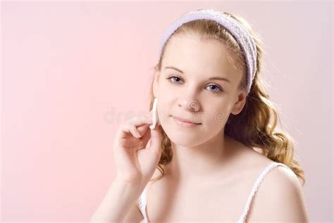 Una Ragazza Cattura La Cura Della Pelle Fotografia Stock Immagine Di