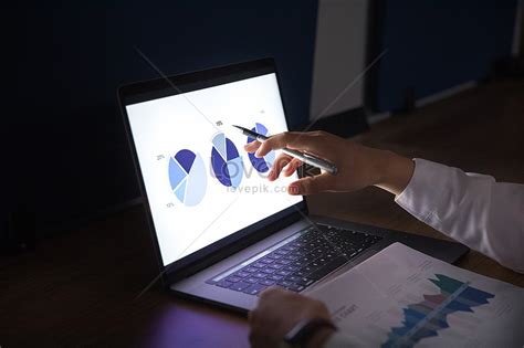 직장인 사무직 근로자가 밤늦게까지 일합니다 사진 무료 다운로드 Lovepik