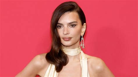 Emily Ratajkowskis Mango Dress Setzt Auf Einen Der Kleidertrends Des Sommers Shoppe Es Jetzt Nach