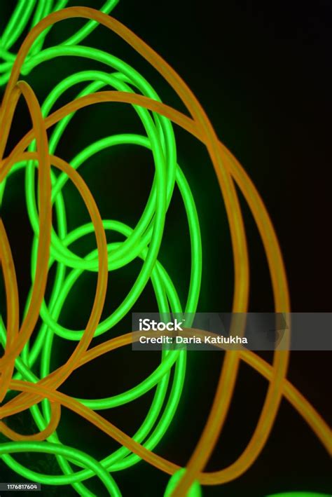 밝은 빛나는 노란색과 녹색 다른 형식과 레이아웃의 라임 네온 와이어 전기 발광 와이어 네온 라이트 가이드 얼음 튜브는 다른