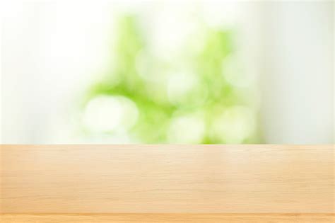 나무 테이블 상단에 빈 햇빛 및 커튼 창 제품 디스플레이와 정원에서 추상 녹색의 흐림 0명에 대한 스톡 사진 및 기타 이미지 0명 갈색 공란 Istock