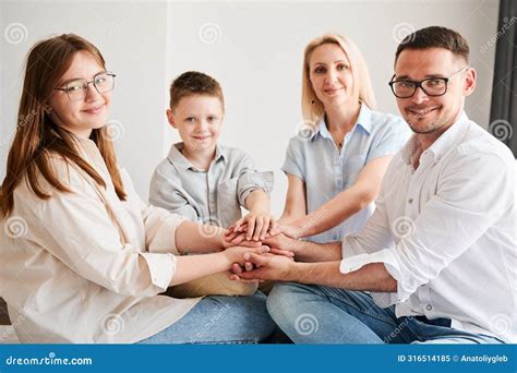 A La Familia Como Un Gran Equipo De Apoyo Imagen De Archivo Imagen