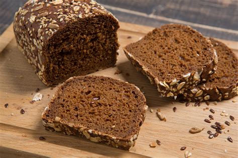 갈색 빵 한 덩어리 부분적으로 조각으로 자른 아마씨 해바라기 씨 오트밀 도마 위에 0명에 대한 스톡 사진 및 기타 이미지 0명 갈색 건강한 생활방식 Istock