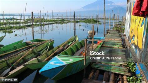 라와 페닝 호숫가에 있는 어선 라와 페닝 호수와 메르바부와 텔로모요 산의 아름다운 전망 라와 페닝 호수의 어부들 0명에 대한 스톡 사진 및 기타 이미지 Istock