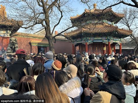 2024新年第一天数万名香客雍和宫进香祈福人山人海场面火爆