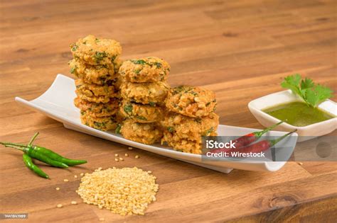 녹색 소스 칠리 페퍼 버마 음식을 곁들인 완두콩의 맛있는 채식 커틀릿의 근접 촬영 0명에 대한 스톡 사진 및 기타 이미지 0명 건강한 생활방식 건강한 식생활 Istock