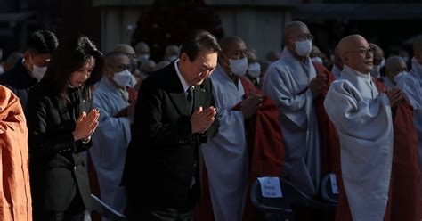 합장한 윤석열 대통령과 김건희 여사