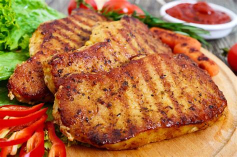 나무 쟁반에 야채와 채소의 수 분이 많은 스테이크 큰 조각의 돼지고기 안심 구이 굽기에 대한 스톡 사진 및 기타 이미지 굽기 돼지고기 자르기 Istock