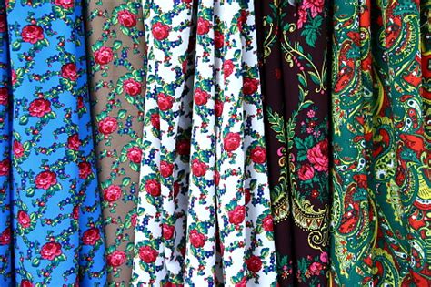 다채로운 직물은 여자와 남자에 대 한 모든 종류의 옷을 디자인 하는 데 사용 됩니다 그것은 캔버스와 목화 실크 옷에 대 한 모든 적합 한 수 있습니다 곡선에 대한 스톡 사진