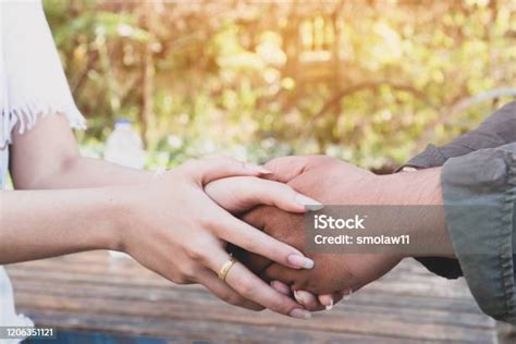 로맨틱 한 커플 손 여행 손을 잡고 나를 따라함께 걷는 두 연인 야외에서 함께 휴가 여름을 보내고 사랑의 커플 개념 의 우정 사랑 가족에 대한 스톡 사진 및 기타 이미지