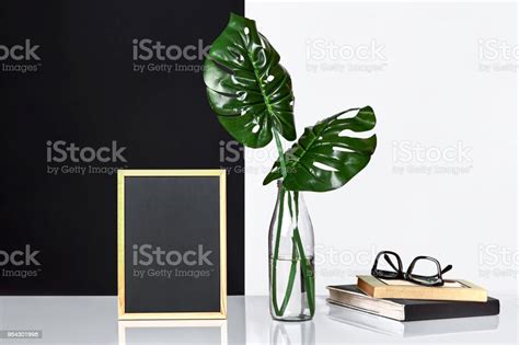 포스터 프레임 최대 모의와 세련 된 인테리어 유리 병에 바탕에 검은색과 흰색 벽과 테이블에 나뭇잎 0명에 대한 스톡 사진 및 기타 이미지 Istock