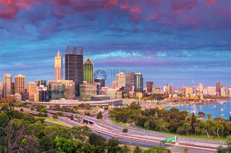 日落时澳大利亚珀斯天际线的城市景观图像高清图片下载 正版图片503433198 摄图网