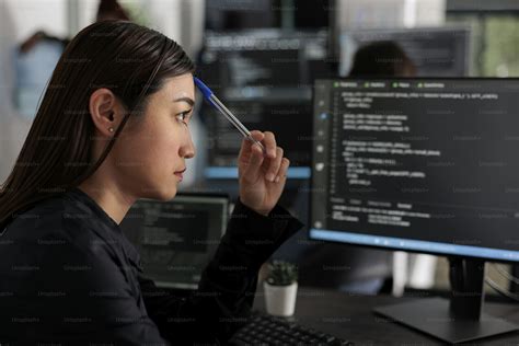 Html 스크립트 개발에 대해 생각하고 Html 코드를 만들기 위한 아이디어를 브레인스토밍하는 생각에 잠긴 아시아 It