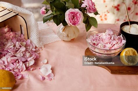 설탕 레몬 차 장미 꽃잎으로 준비하는 미적 수제 유기농 소박한 차 장미 잼 건강한 레시피 라이프 스타일 사진 상단 보기 공간을 복사합니다 건강한 식생활에 대한 스톡 사진 및