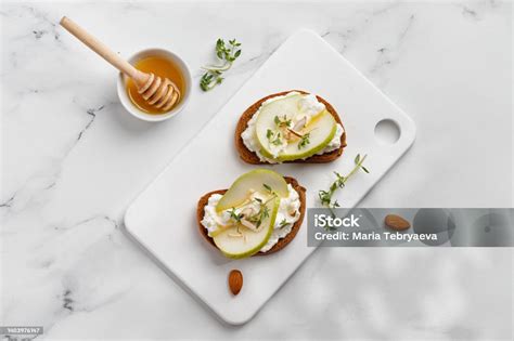 리코타 치즈 크림 치즈 꿀 배 화이트 보드 및 대리석 테이블에 백리향을 곁들인 전채 토스트 스낵 브루 쉐타 위쪽 보기 복사 공간 텍스트 크림 치즈에 대한 스톡 사진 및 기타