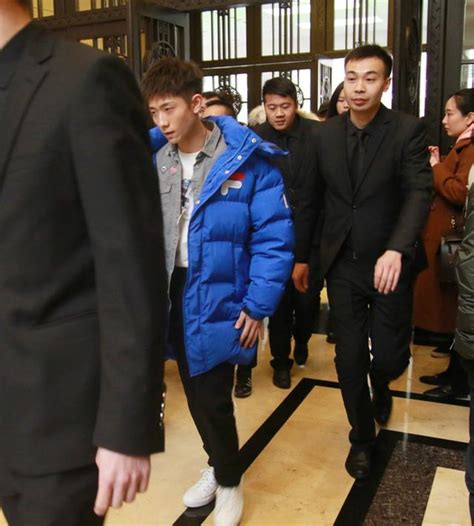 張一山藍色羽絨服秒變校草 獲黑衣人護駕痞帥十足 每日頭條