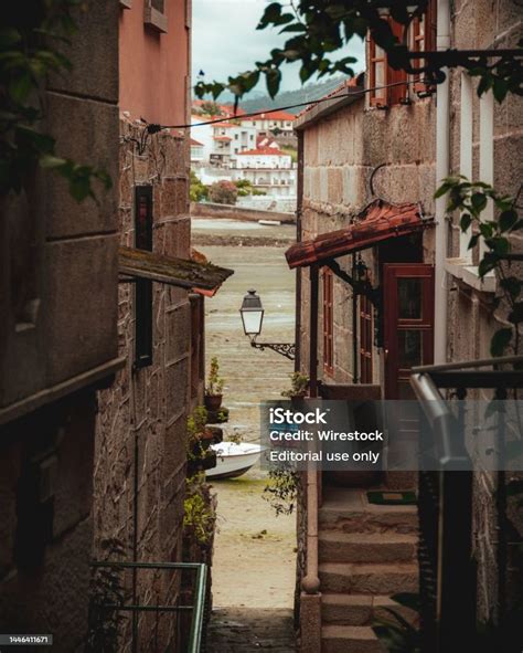 스페인 갈리시아의 콤바로 주요 항구에 있는 좁은 거리의 세로 사진 0명에 대한 스톡 사진 및 기타 이미지 0명 갈리시아 건물 외관 Istock