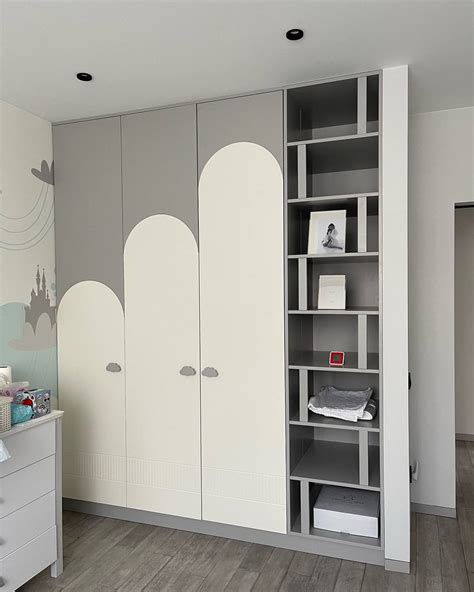 Шафа в дитячу кімнату з фасадами виготовленеми з фарбованого МДФ зі спеціальними ручками