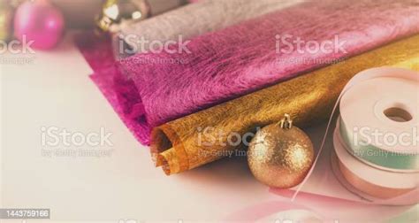 종이 리본 새해 선물 상자를 포장하기 위한 반짝이는 공 장식 0명에 대한 스톡 사진 및 기타 이미지 0명 공휴일 구 Istock