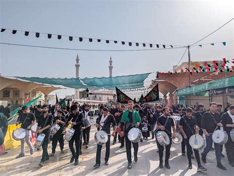 무료 사진 거리 퍼레이드에서 북을 들고 행진하는 검은 옷을 입은 남자 이란