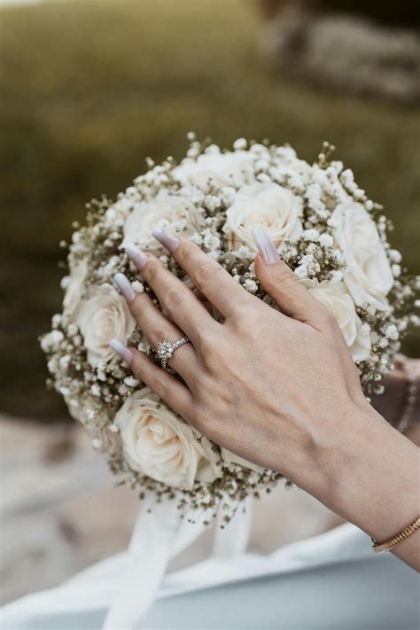 결혼 사진 결혼식 결혼식 날 꽃 꽃꽂이 꽃무늬 낭만적인 다이아몬드 반지 로맨스 부드러운 부케 사랑 섬세한 세부 손 손 스타일 신부 신부 부케