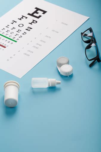 파란 배경에 시력 보정을 위한 눈 테스트 차트가 있는 안과 액세서리 안경 및 렌즈 0명에 대한 스톡 사진 및 기타 이미지 0명 건강관리와 의술 검안 Istock