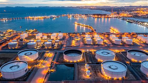 조감도 오일 터미널 산업 시설 저장 탱크 추가 저장 시설로 운송하기위한 석유 및 석유 화학 제품 오일 터미널의 저장 탱크 석유 화학 정제 제품 0명에 대한 스톡 사진 및