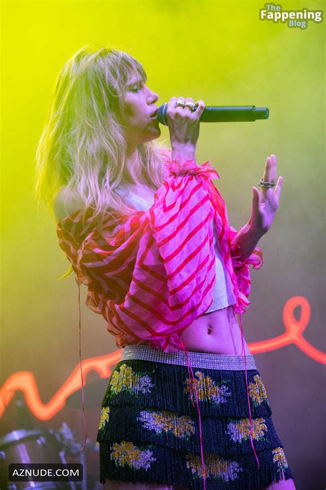 Suki Waterhouse S Sexy Braless Performance At Bonnaroo Music Arts
