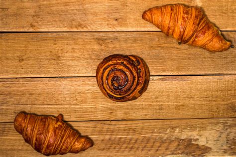 나무 테이블에 신선한 크루아상 퍼프 페이스트리와 비스킷 음식과 아침 식사 개념 디저트와 신선한 페이스트리 맨 위 보기 및 복사 공간 갈색에 대한 스톡 사진 및 기타 이미지