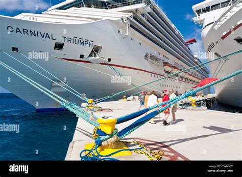 Kreuzfahrtschiffen Sie Passagiere Von Am Pier In Der Nähe Von Karneval