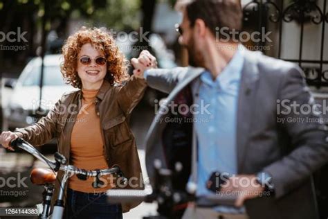 행복한 비즈니스 동료 이야기와 도시 야외 스톡 사진에서 산책 거리에 대한 스톡 사진 및 기타 이미지 거리 기업 문화 기업 비즈니스 Istock