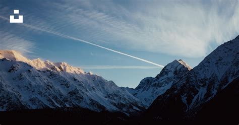 해가 지면 산은 눈으로 덮여 있습니다 사진 Unsplash의 무료 자연 이미지